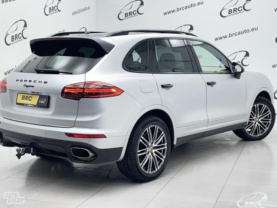 Grey Porsche Cayenne 2015 in Avizieniai, with an engine capacity of 3.00 L and mileage of 174 thousand km for 15900 €, photo 3 on AUTOMOTO.COM.LV