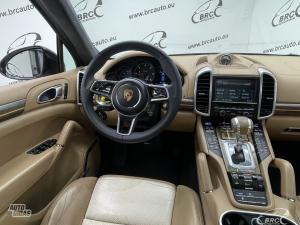 Grey Porsche Cayenne 2015 in Avizieniai, with an engine capacity of 3.00 L and mileage of 174 thousand km for 15900 €, photo 19 on AUTOMOTO.COM.LV