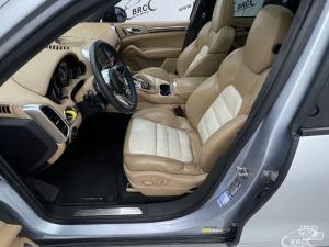 Grey Porsche Cayenne 2015 in Avizieniai, with an engine capacity of 3.00 L and mileage of 174 thousand km for 15900 €, photo 27 on AUTOMOTO.COM.LV