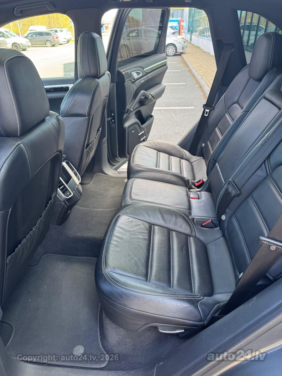 Pelēks Porsche Cayenne 2015 Tallina, ar dzinēja tilpumu 3.00 L un nobraukumu 196 tūkst. km par 28000 €, foto 14 vietnē AUTOMOTO.COM.LV