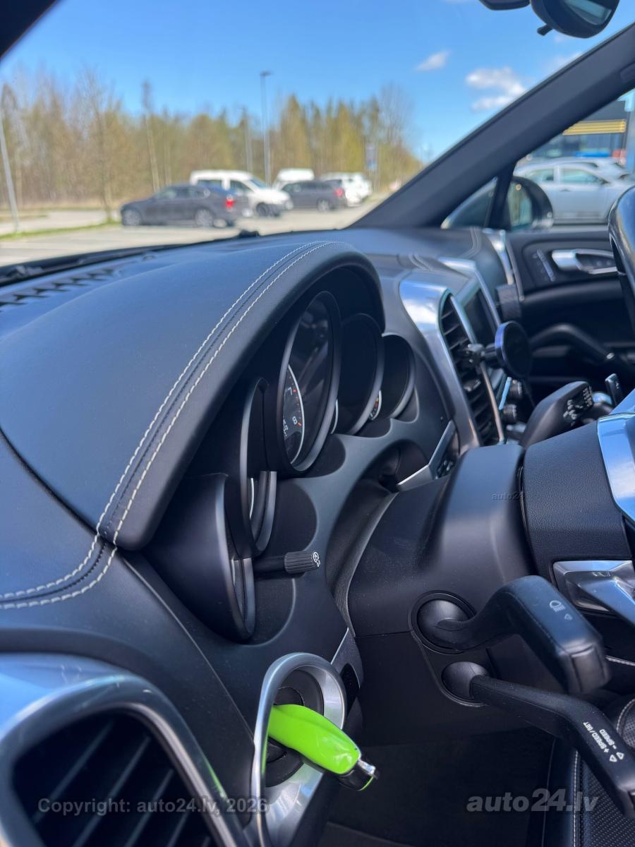 Pelēks Porsche Cayenne 2015 Tallina, ar dzinēja tilpumu 3.00 L un nobraukumu 196 tūkst. km par 28000 €, foto 15 vietnē AUTOMOTO.COM.LV