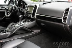 Grey Porsche Cayenne 2015 in Riga, with an engine capacity of 3.00 L and mileage of 0 thousand km for 22900 €, photo 10 on AUTOMOTO.COM.LV