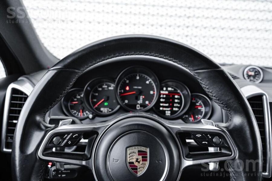 Grey Porsche Cayenne 2015 in Riga, with an engine capacity of 3.00 L and mileage of 180 thousand km for 26000 €, photo 13 on AUTOMOTO.COM.LV