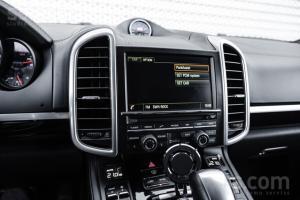 Grey Porsche Cayenne 2015 in Riga, with an engine capacity of 3.00 L and mileage of 180 thousand km for 26000 €, photo 15 on AUTOMOTO.COM.LV