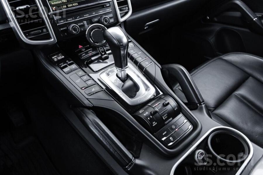 Grey Porsche Cayenne 2015 in Riga, with an engine capacity of 3.00 L and mileage of 180 thousand km for 26000 €, photo 16 on AUTOMOTO.COM.LV