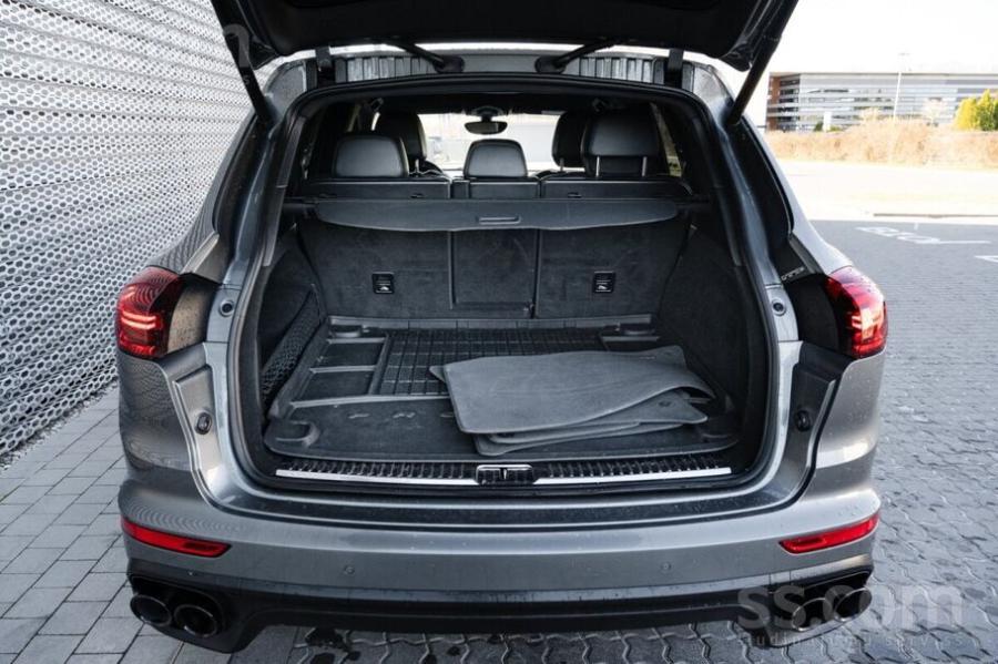 Grey Porsche Cayenne 2015 in Riga, with an engine capacity of 3.00 L and mileage of 180 thousand km for 26000 €, photo 18 on AUTOMOTO.COM.LV