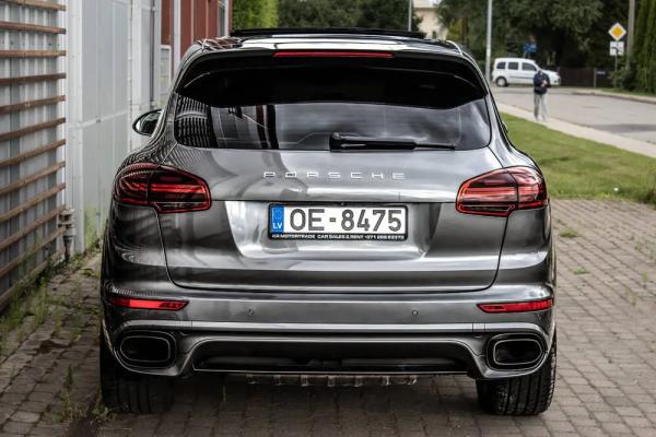 Grey Porsche Cayenne 2015 in Riga, with an engine capacity of 3.00 L and mileage of 125 thousand km for 22900 €, photo 5 on AUTOMOTO.COM.LV