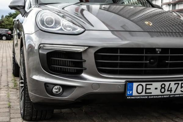 Grey Porsche Cayenne 2015 in Riga, with an engine capacity of 3.00 L and mileage of 125 thousand km for 22900 €, photo 6 on AUTOMOTO.COM.LV
