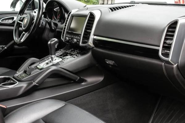 Grey Porsche Cayenne 2015 in Riga, with an engine capacity of 3.00 L and mileage of 125 thousand km for 22900 €, photo 8 on AUTOMOTO.COM.LV