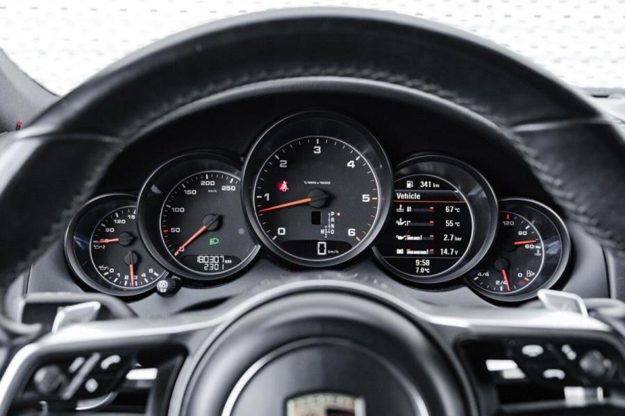 Pelēks Porsche Cayenne 2015 Mārupe, ar dzinēja tilpumu 3.00 L un nobraukumu 180 tūkst. km par 24400 €, foto 12 vietnē AUTOMOTO.COM.LV
