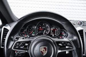 Pelēks Porsche Cayenne 2015 Mārupe, ar dzinēja tilpumu 3.00 L un nobraukumu 180 tūkst. km par 24400 €, foto 13 vietnē AUTOMOTO.COM.LV