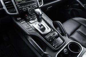 Pelēks Porsche Cayenne 2015 Mārupe, ar dzinēja tilpumu 3.00 L un nobraukumu 180 tūkst. km par 24400 €, foto 16 vietnē AUTOMOTO.COM.LV