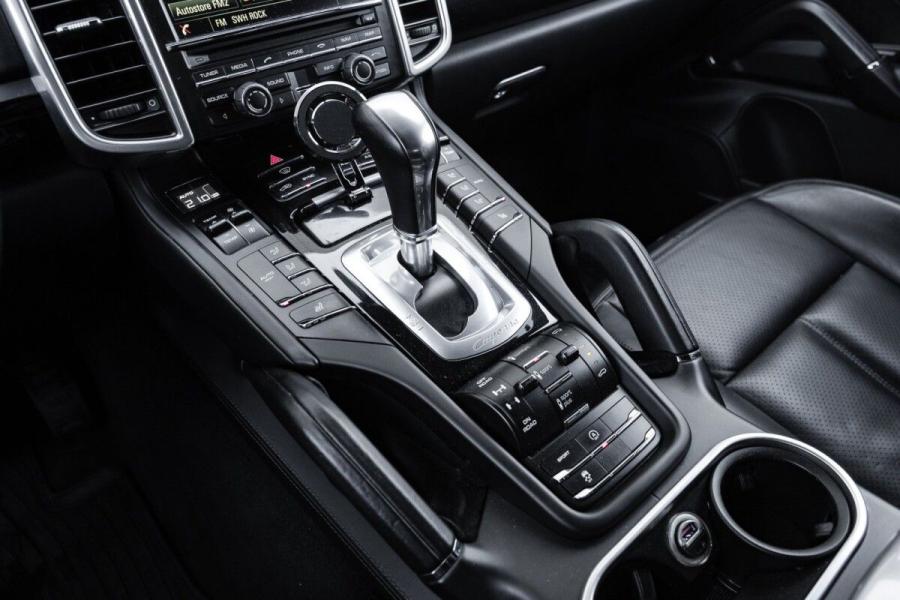 Pelēks Porsche Cayenne 2015 Mārupe, ar dzinēja tilpumu 3.00 L un nobraukumu 180 tūkst. km par 24400 €, foto 16 vietnē AUTOMOTO.COM.LV