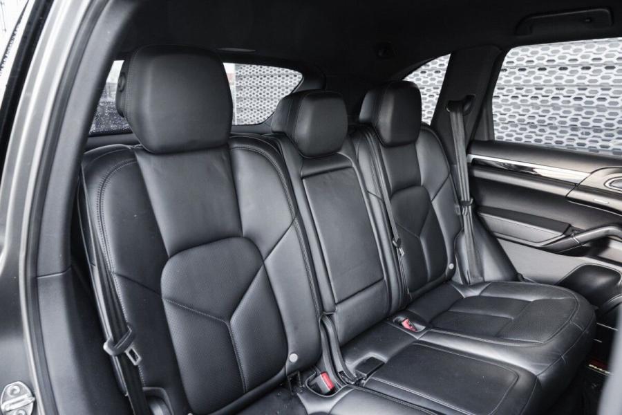Pelēks Porsche Cayenne 2015 Mārupe, ar dzinēja tilpumu 3.00 L un nobraukumu 180 tūkst. km par 24400 €, foto 17 vietnē AUTOMOTO.COM.LV