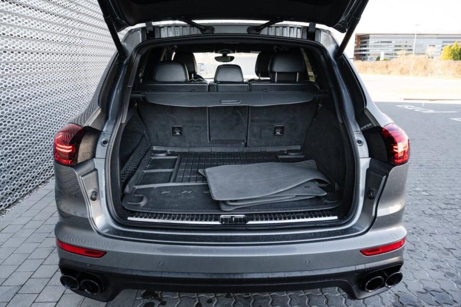 Pelēks Porsche Cayenne 2015 Mārupe, ar dzinēja tilpumu 3.00 L un nobraukumu 180 tūkst. km par 24400 €, foto 18 vietnē AUTOMOTO.COM.LV
