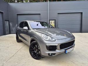 Grey Porsche Cayenne 2015 in Utena, with an engine capacity of 4.13 L and mileage of 320 thousand km for 19990 €, photo  on AUTOMOTO.COM.LV