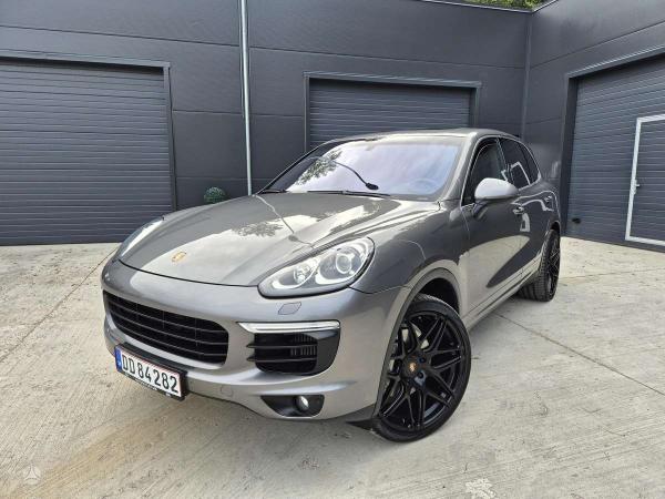 Grey Porsche Cayenne 2015 in Utena, with an engine capacity of 4.13 L and mileage of 320 thousand km for 19990 €, photo 2 on AUTOMOTO.COM.LV