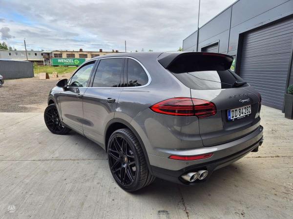 Grey Porsche Cayenne 2015 in Utena, with an engine capacity of 4.13 L and mileage of 320 thousand km for 19990 €, photo 3 on AUTOMOTO.COM.LV