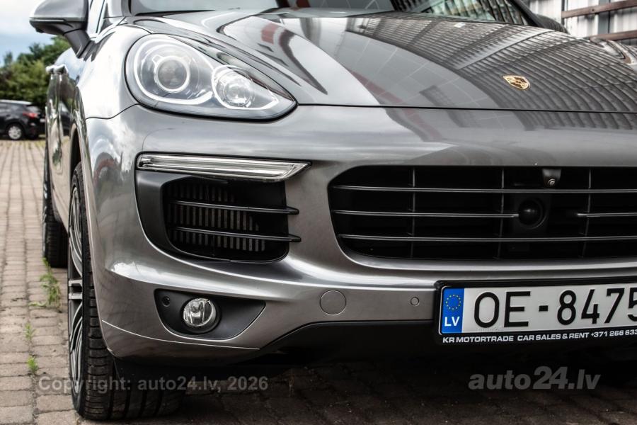 Grey Porsche Cayenne 2015 in Riga, with an engine capacity of 3.00 L and mileage of 125 thousand km for 21900 €, photo 8 on AUTOMOTO.COM.LV