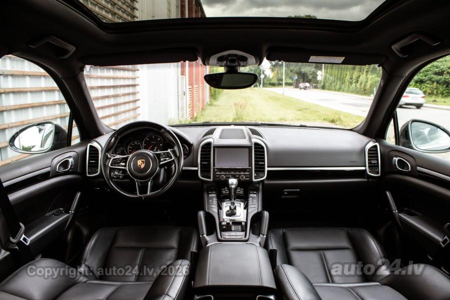 Grey Porsche Cayenne 2015 in Riga, with an engine capacity of 3.00 L and mileage of 125 thousand km for 21900 €, photo 10 on AUTOMOTO.COM.LV