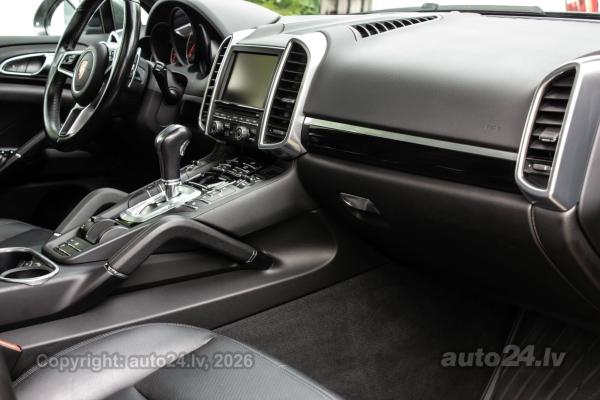 Grey Porsche Cayenne 2015 in Riga, with an engine capacity of 3.00 L and mileage of 125 thousand km for 21900 €, photo 10 on AUTOMOTO.COM.LV