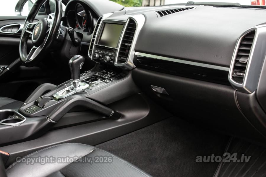 Grey Porsche Cayenne 2015 in Riga, with an engine capacity of 3.00 L and mileage of 125 thousand km for 21900 €, photo 11 on AUTOMOTO.COM.LV