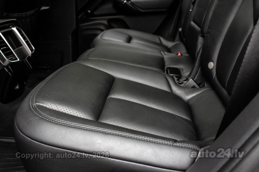 Grey Porsche Cayenne 2015 in Riga, with an engine capacity of 3.00 L and mileage of 125 thousand km for 21900 €, photo 18 on AUTOMOTO.COM.LV