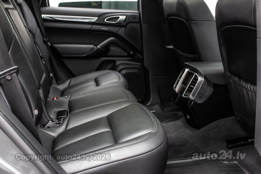 Grey Porsche Cayenne 2015 in Riga, with an engine capacity of 3.00 L and mileage of 125 thousand km for 21900 €, photo 19 on AUTOMOTO.COM.LV