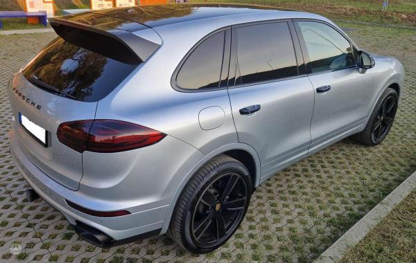 Grey Porsche Cayenne 2015 in Kaunas, with an engine capacity of 2.97 L and mileage of 150 thousand km for 23800 €, photo 3 on AUTOMOTO.COM.LV