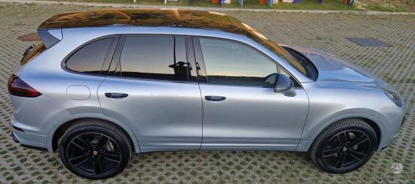 Grey Porsche Cayenne 2015 in Kaunas, with an engine capacity of 2.97 L and mileage of 150 thousand km for 23800 €, photo 4 on AUTOMOTO.COM.LV