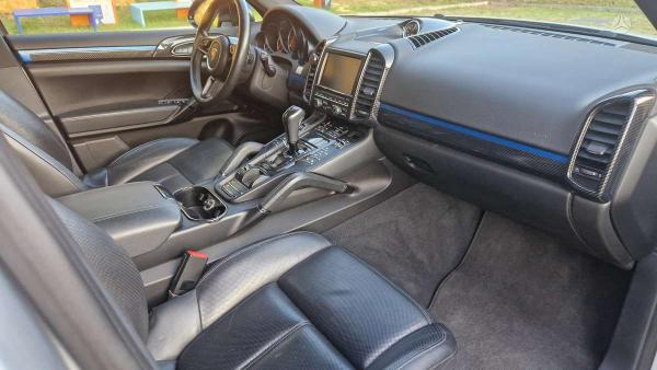 Grey Porsche Cayenne 2015 in Kaunas, with an engine capacity of 2.97 L and mileage of 150 thousand km for 23800 €, photo 11 on AUTOMOTO.COM.LV