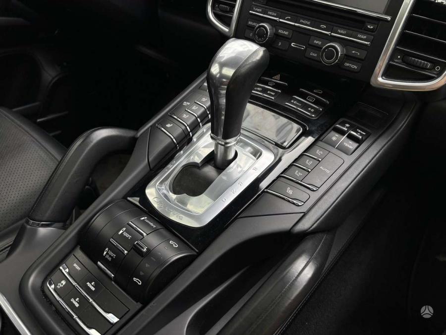 Pelēks Porsche Cayenne 2015 Viļņa, ar dzinēja tilpumu 3.00 L un nobraukumu 208 tūkst. km par 19500 €, foto 7 vietnē AUTOMOTO.COM.LV