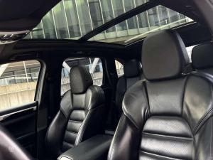 Pelēks Porsche Cayenne 2015 Viļņa, ar dzinēja tilpumu 3.00 L un nobraukumu 208 tūkst. km par 19500 €, foto 8 vietnē AUTOMOTO.COM.LV