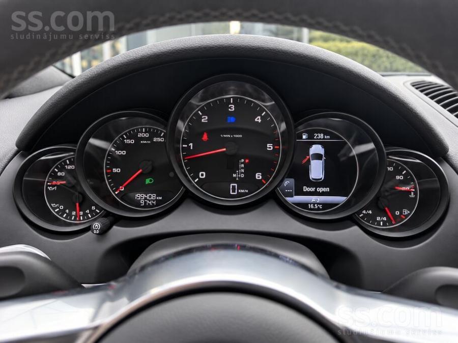 Pelēks Porsche Cayenne 2015 Rīga, ar dzinēja tilpumu 3.00 L un nobraukumu 197 tūkst. km par 23500 €, foto 11 vietnē AUTOMOTO.COM.LV