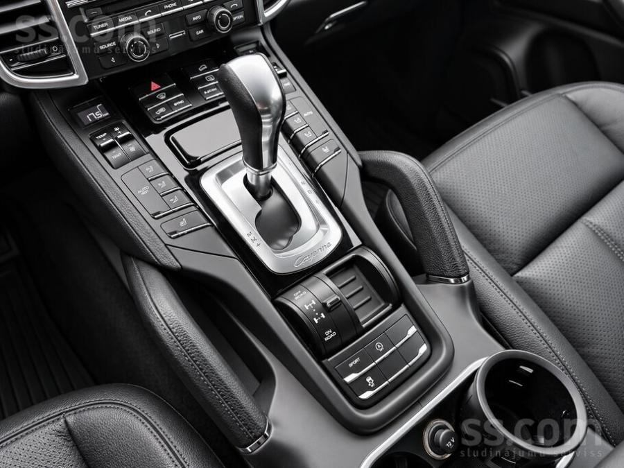 Pelēks Porsche Cayenne 2015 Rīga, ar dzinēja tilpumu 3.00 L un nobraukumu 197 tūkst. km par 23500 €, foto 13 vietnē AUTOMOTO.COM.LV