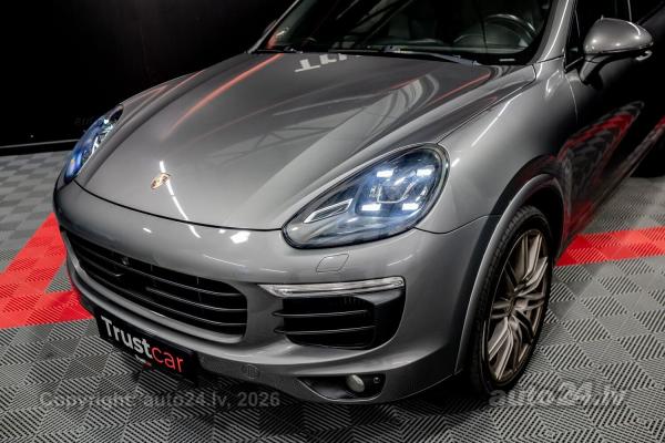 Porsche Cayenne 2015 in Parnu on AUTOMOTO.COM.LV Grey Porsche Cayenne 2015 in Parnu, with an engine capacity of 4.10 L and mileage of 245 thousand km for 29000 €, photo 3 on AUTOMOTO.COM.LV
