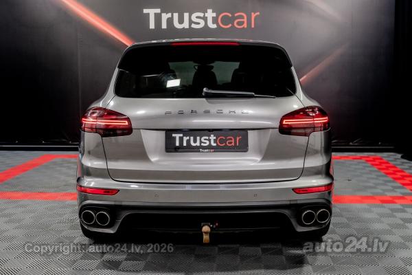 Porsche Cayenne 2015 in Parnu on AUTOMOTO.COM.LV Grey Porsche Cayenne 2015 in Parnu, with an engine capacity of 4.10 L and mileage of 245 thousand km for 29000 €, photo 8 on AUTOMOTO.COM.LV