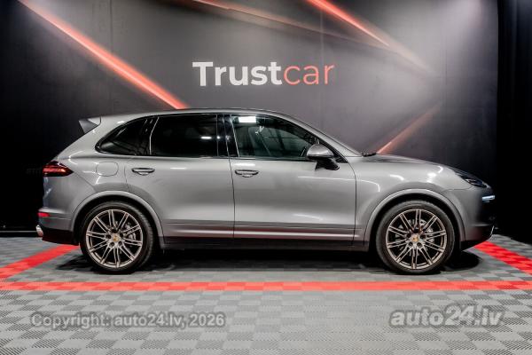 Porsche Cayenne 2015 in Parnu on AUTOMOTO.COM.LV Grey Porsche Cayenne 2015 in Parnu, with an engine capacity of 4.10 L and mileage of 245 thousand km for 29000 €, photo 11 on AUTOMOTO.COM.LV