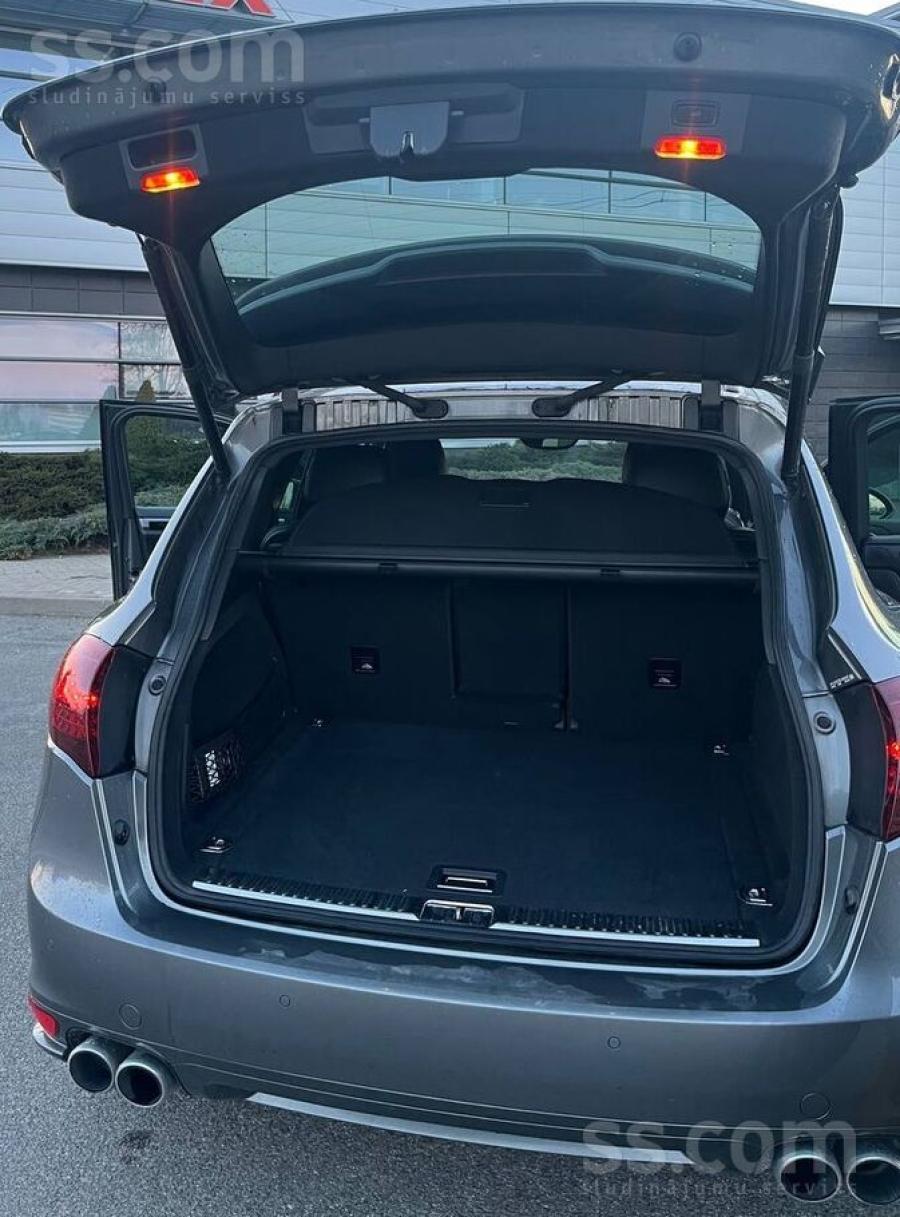 Grey Porsche Cayenne 2016 in Riga, with an engine capacity of 4.20 L and mileage of 255 thousand km for 18900 €, photo 7 on AUTOMOTO.COM.LV