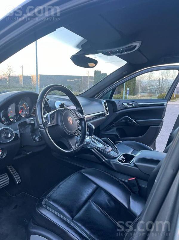 Grey Porsche Cayenne 2016 in Riga, with an engine capacity of 4.20 L and mileage of 255 thousand km for 18900 €, photo 7 on AUTOMOTO.COM.LV
