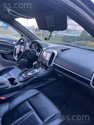 Grey Porsche Cayenne 2016 in Riga, with an engine capacity of 4.20 L and mileage of 255 thousand km for 18900 €, photo 9 on AUTOMOTO.COM.LV