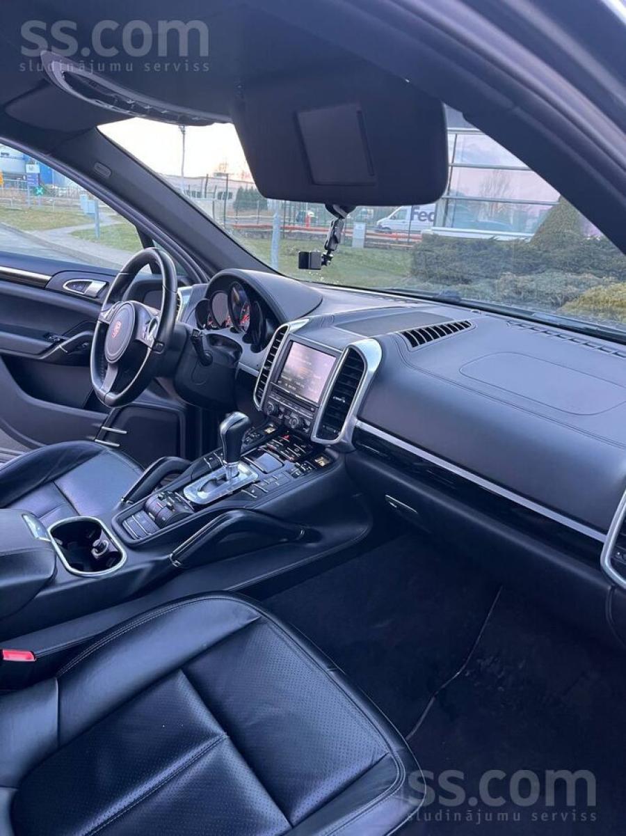 Grey Porsche Cayenne 2016 in Riga, with an engine capacity of 4.20 L and mileage of 255 thousand km for 18900 €, photo 9 on AUTOMOTO.COM.LV