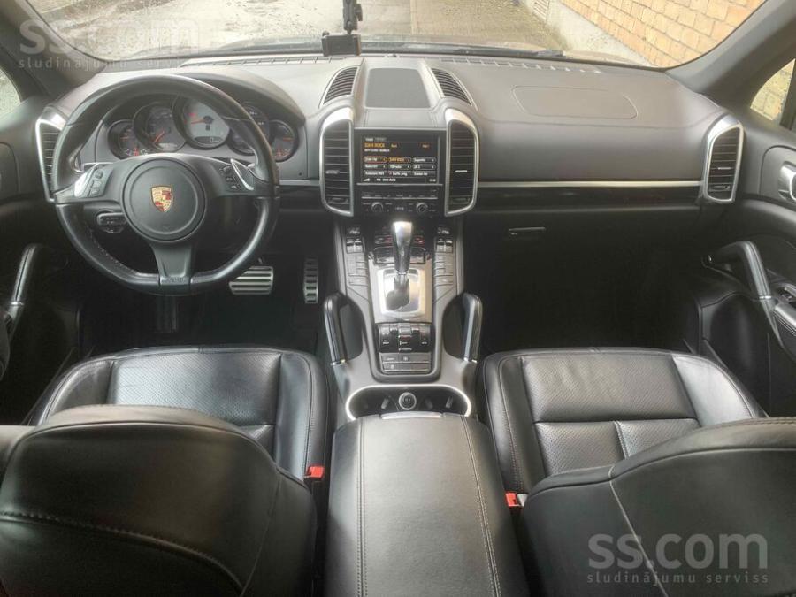 Grey Porsche Cayenne 2016 in Riga, with an engine capacity of 4.20 L and mileage of 255 thousand km for 18900 €, photo 10 on AUTOMOTO.COM.LV