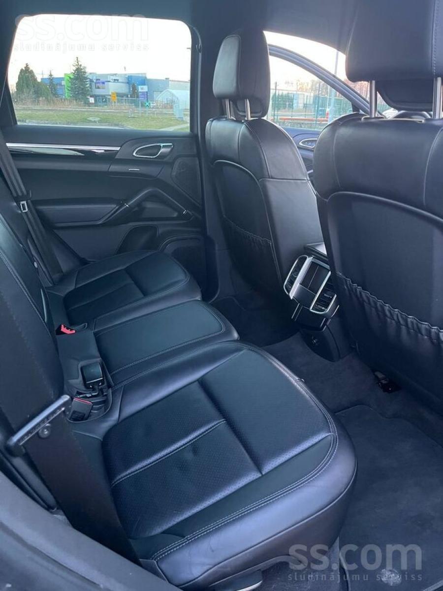 Grey Porsche Cayenne 2016 in Riga, with an engine capacity of 4.20 L and mileage of 255 thousand km for 18900 €, photo 11 on AUTOMOTO.COM.LV