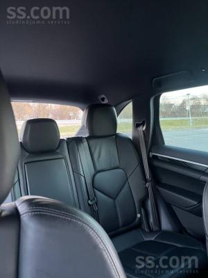 Grey Porsche Cayenne 2016 in Riga, with an engine capacity of 4.20 L and mileage of 255 thousand km for 18900 €, photo 12 on AUTOMOTO.COM.LV
