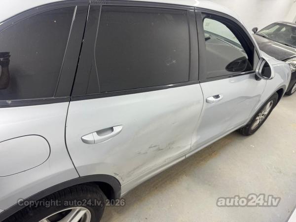 Grey Porsche Cayenne 2016 in Tallinn, with an engine capacity of 3.60 L and mileage of 203 thousand km for 14500 €, photo 7 on AUTOMOTO.COM.LV