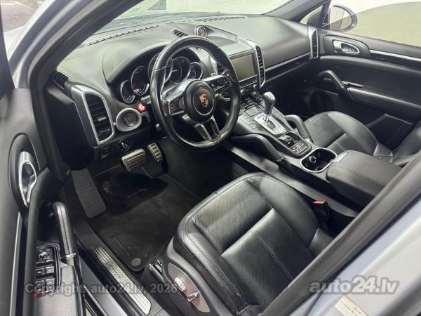 Grey Porsche Cayenne 2016 in Tallinn, with an engine capacity of 3.60 L and mileage of 203 thousand km for 14500 €, photo 8 on AUTOMOTO.COM.LV