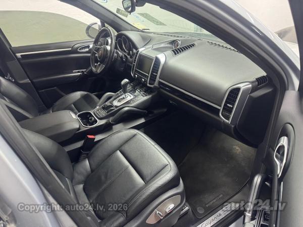 Grey Porsche Cayenne 2016 in Tallinn, with an engine capacity of 3.60 L and mileage of 203 thousand km for 14500 €, photo 9 on AUTOMOTO.COM.LV