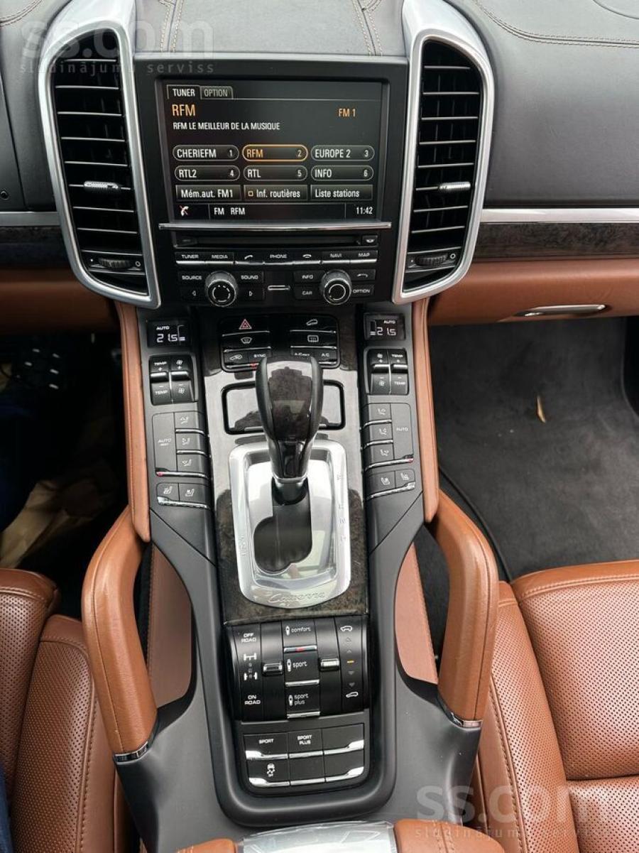 Pelēks Porsche Cayenne 2016 Rīga, ar dzinēja tilpumu 3.00 L un nobraukumu 166 tūkst. km par 31200 €, foto 9 vietnē AUTOMOTO.COM.LV