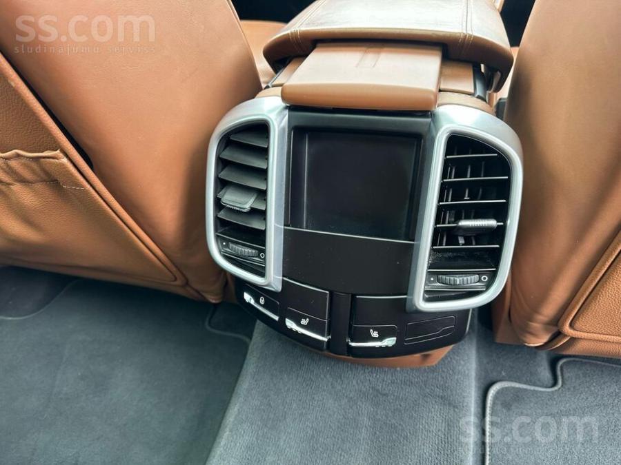 Pelēks Porsche Cayenne 2016 Rīga, ar dzinēja tilpumu 3.00 L un nobraukumu 166 tūkst. km par 31200 €, foto 14 vietnē AUTOMOTO.COM.LV